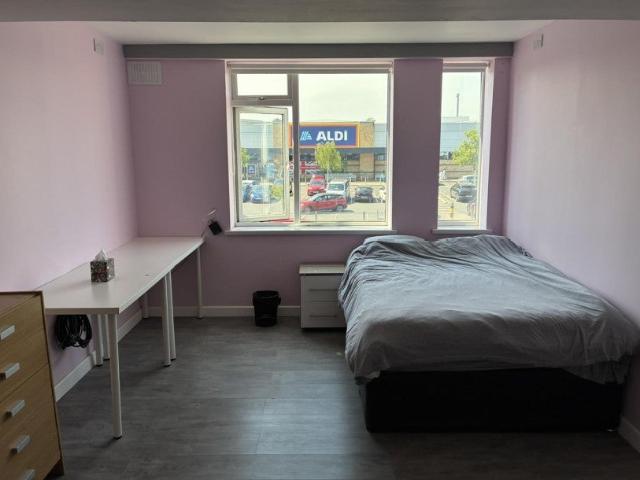 Room at Farnham Road, Slough
