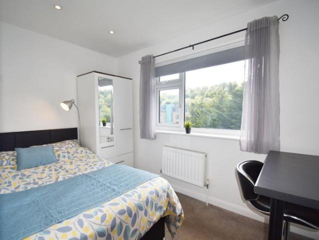 Room at Farningham Road, Caterham