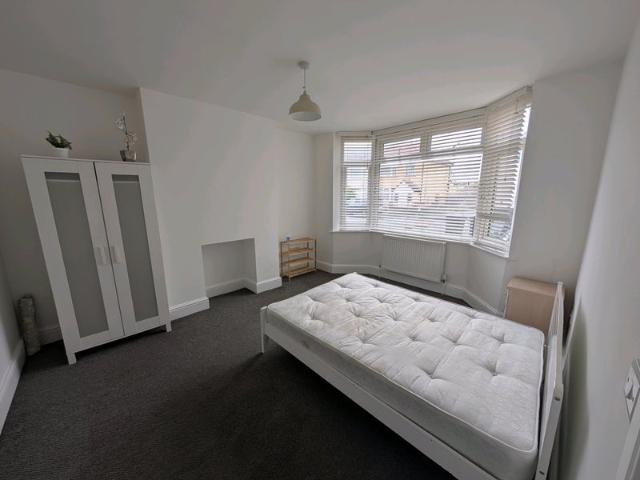 Room at Felstead Road, Bristol