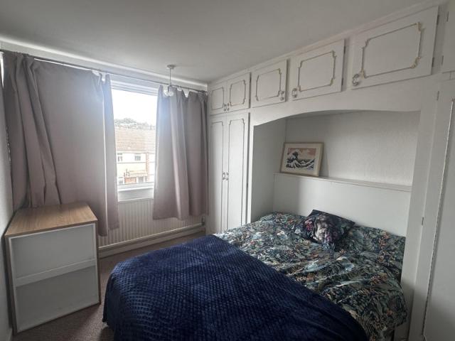 Room at Fenshurst Gardens, Long Ashton