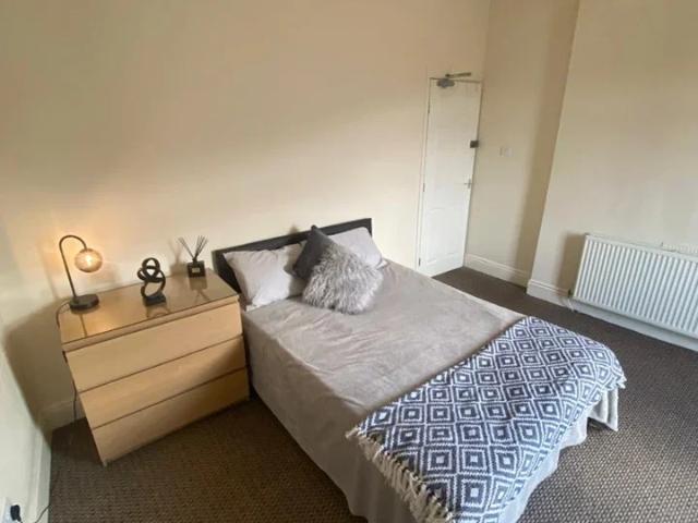 Room at Fern Avenue, Doncaster