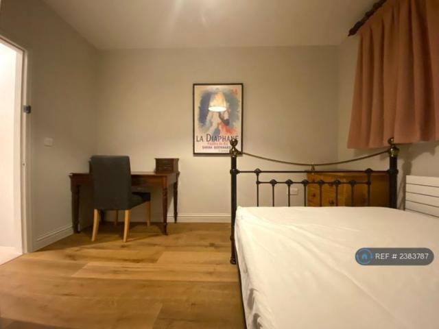 Room at Ferndale Rise, Cambridge