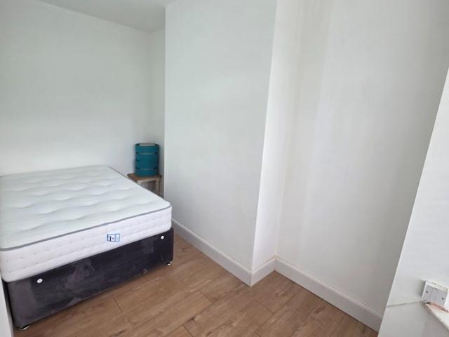 Room at Field Drive, Shirebrook