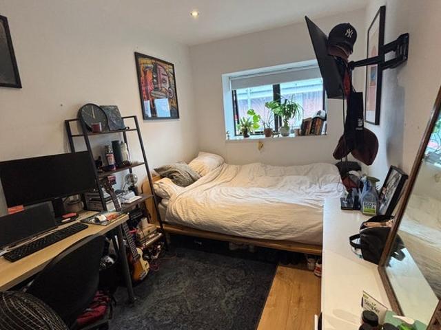 Room at Fieldgate Street, Greater London