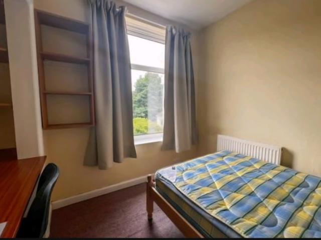 Room at Fifth Avenue, Bristol