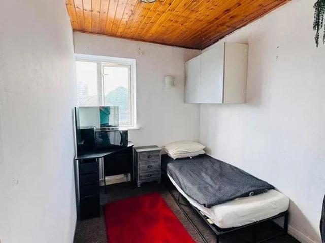 Room at Finchley Lane, Greater London