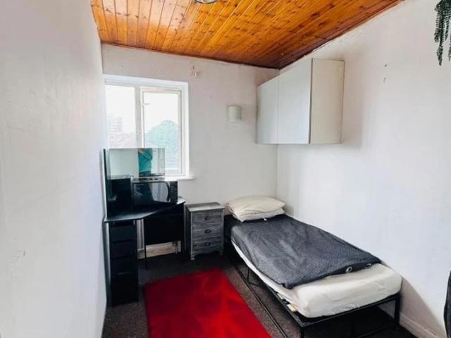 Room at Finchley Lane, Greater London
