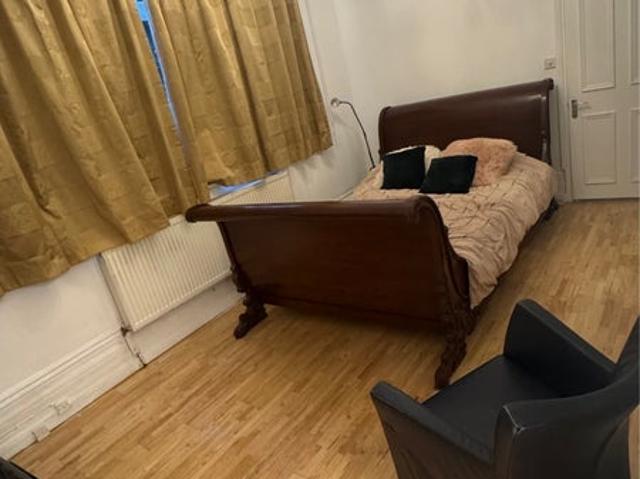 Room at Finchley Road, Greater London