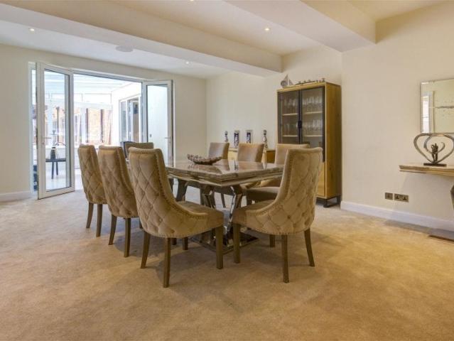 Room at Finchley Road, Greater London