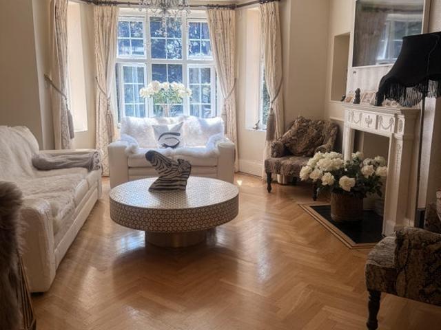 Room at Finchley Road, Greater London