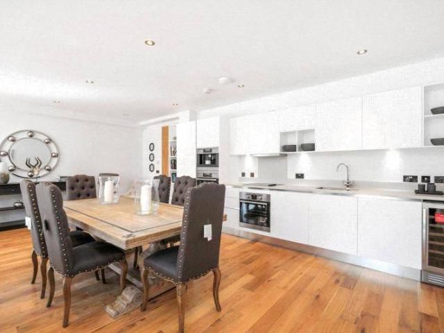 Room at Finchley Road, Greater London
