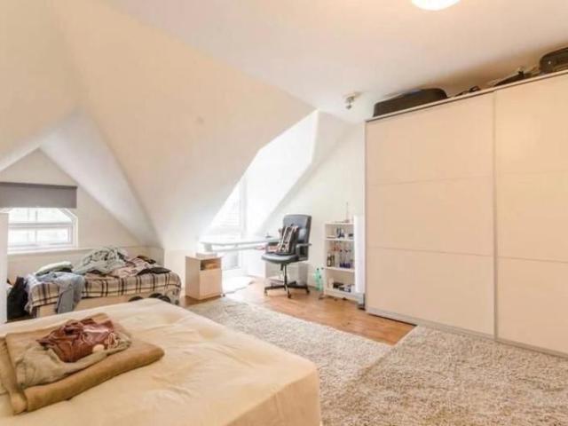 Room at Finchley Road, Greater London