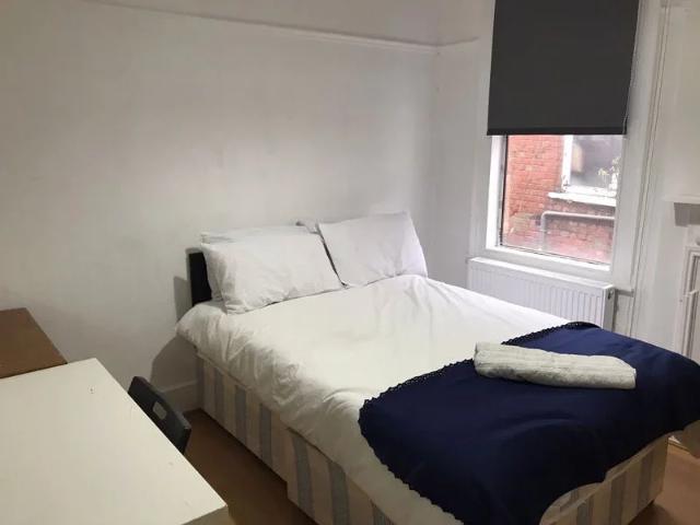 Room at Finchley Road, Greater London