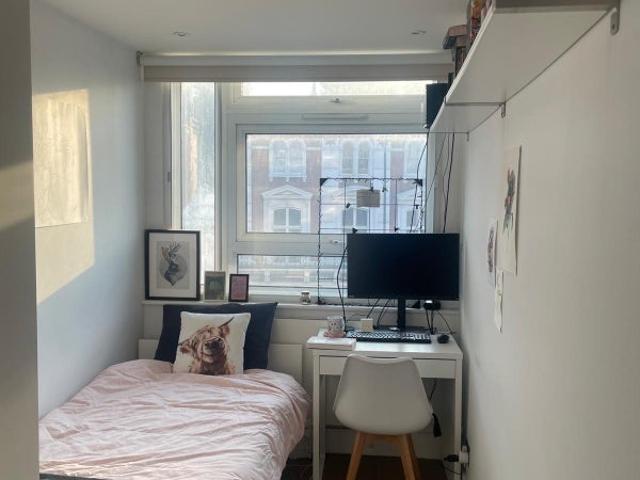 Room at Finchley Road, Greater London