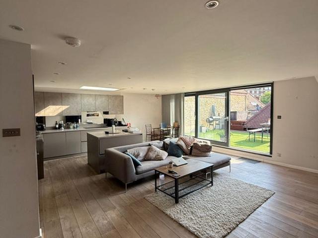 Room at Finchley Road, Greater London