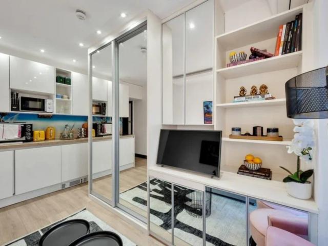 Room at Finchley Road, Greater London