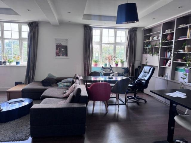 Room at Finchley Road, Greater London