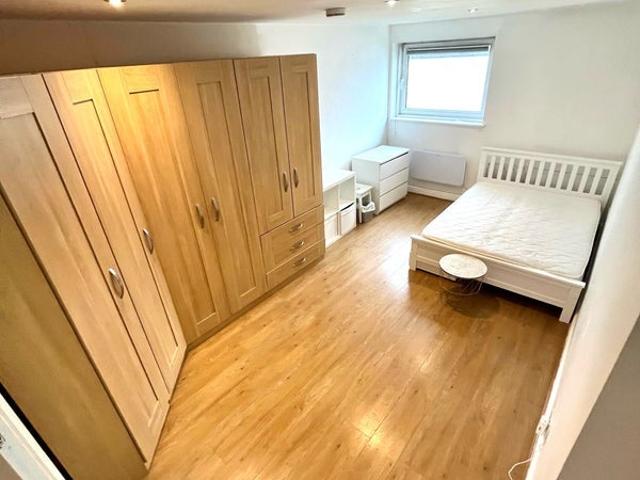 Room at Fishguard Way, Greater London