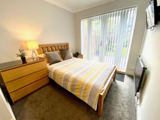 Room at Five Acres, Crawley