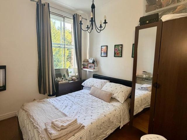 Room at Flanders Road, Greater London