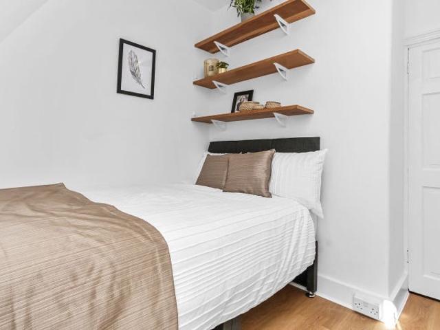 Room at Flanders Road, Greater London