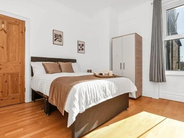 Room at Flanders Road, Greater London