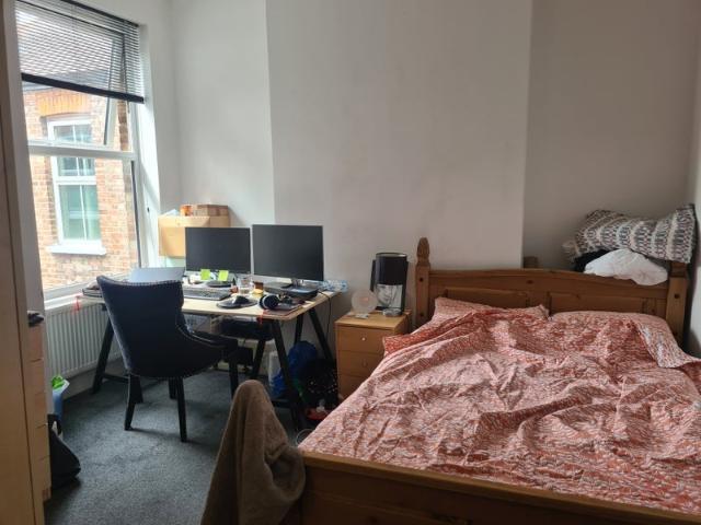 Room at Flanders Road, Greater London