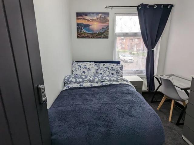 Room at Ford Close, Crewe