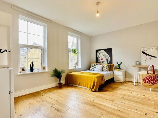 Room at Fordham Street, Greater London