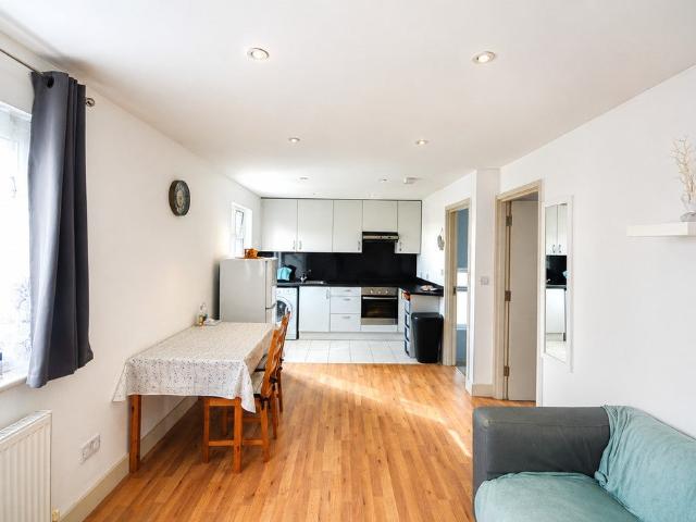 Room at Forty Avenue, Greater London