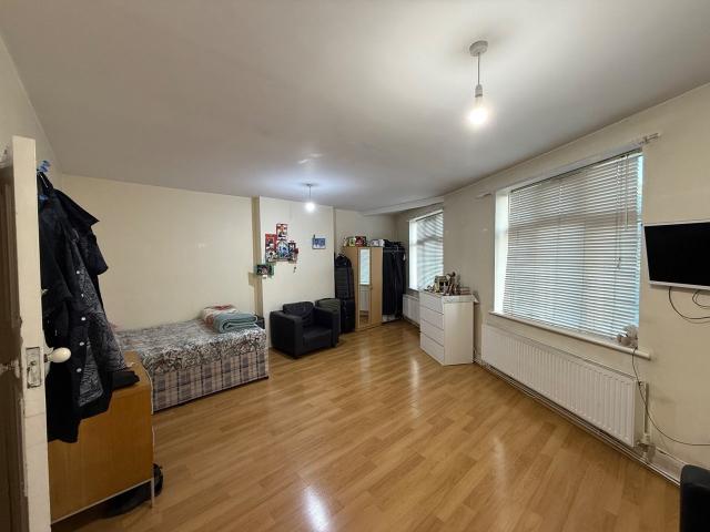 Room at Forty Avenue, Greater London
