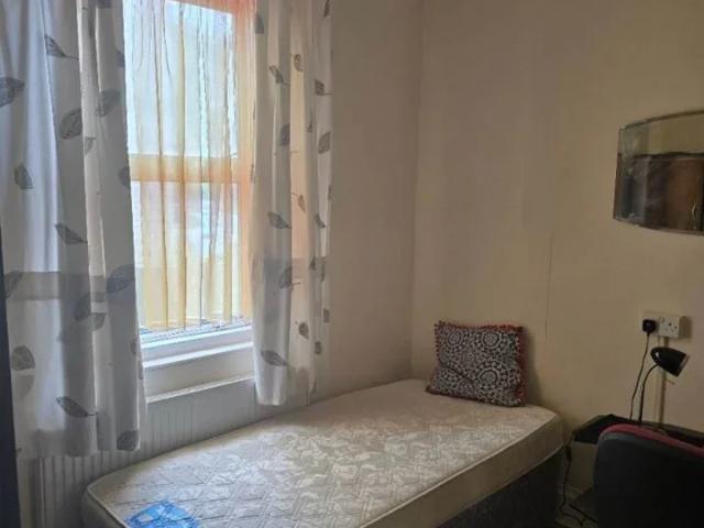 Room at Forty Lane, Greater London