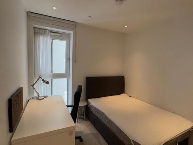 Room at Fountain Park Way, Greater London