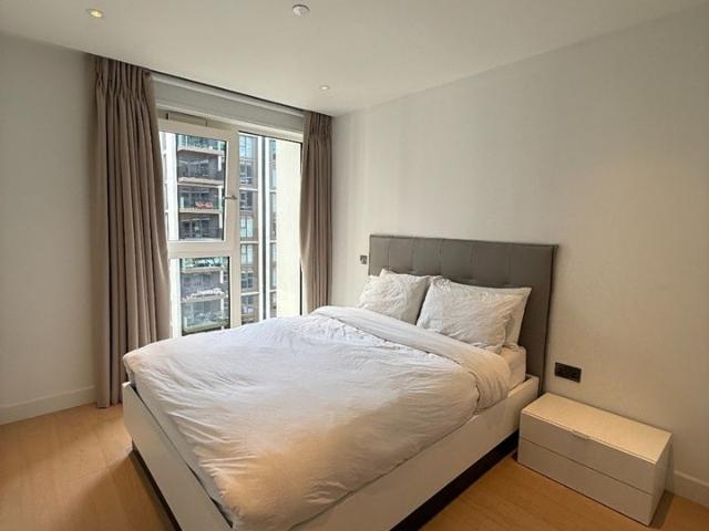 Room at Fountain Park Way, Greater London