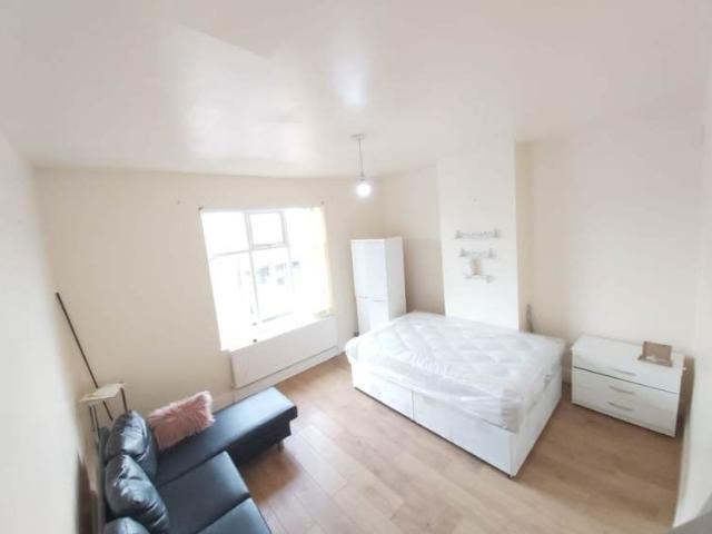 Room at Fourth Avenue, Birmingham