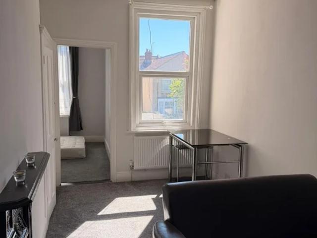 Room at Francis Avenue, Portsmouth