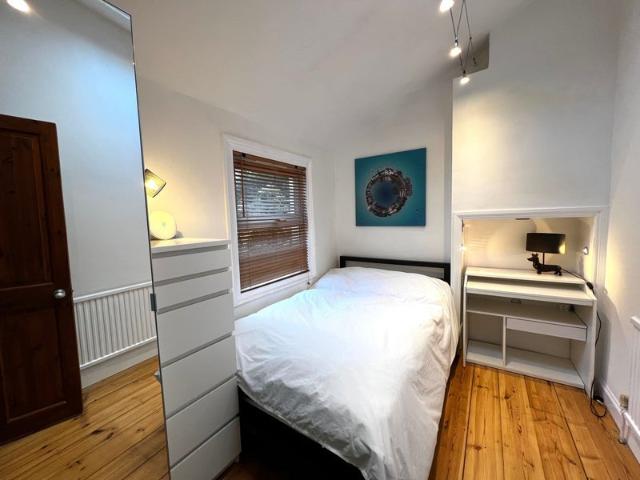 Room at Fraser Street, Bristol