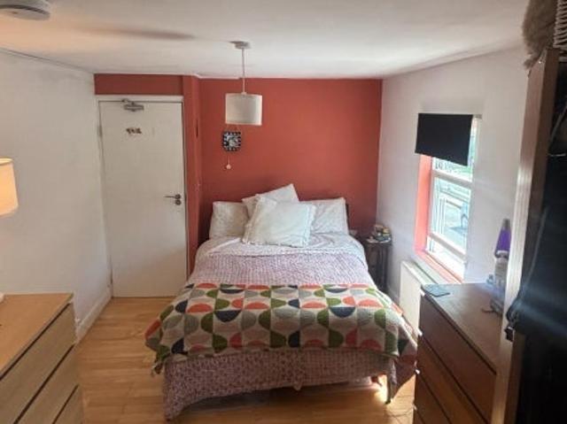 Room at Fraser Street, Greater London