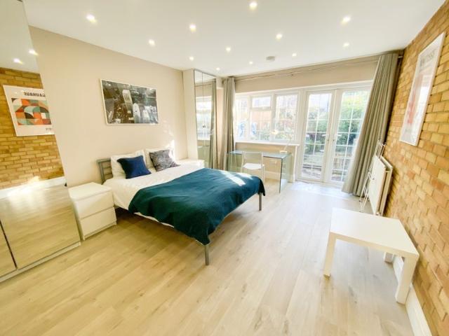 Room at Freemason's Road, Greater London