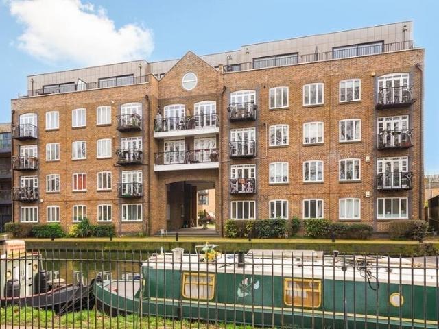 Room at Gunmakers Lane, Greater London
