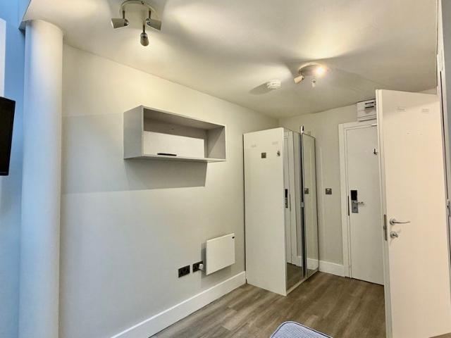 Room at Gunnersbury Lane, Greater London