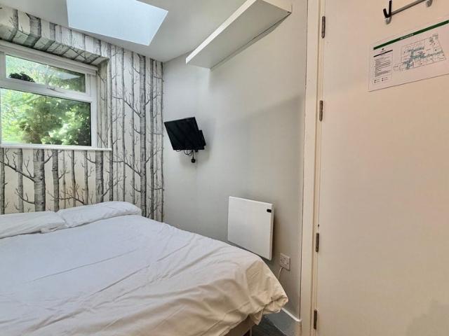 Room at Gunnersbury Lane, Greater London