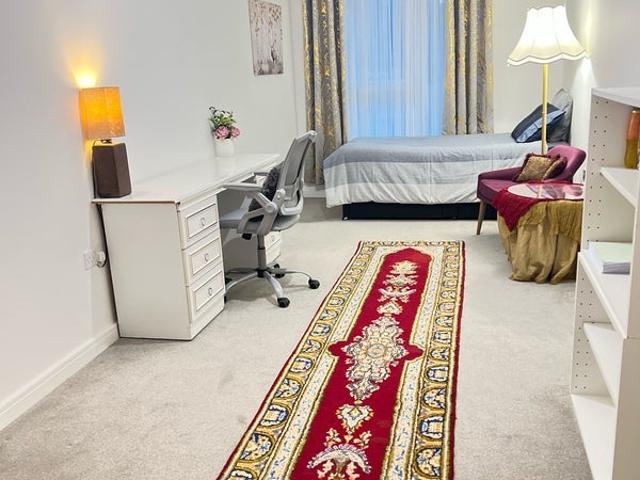 Room at Gunnersbury Lane, Greater London