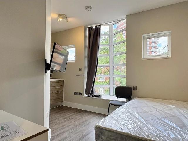 Room at Gunnersbury Lane, Greater London