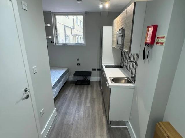 Room at Gunnersbury Lane, Greater London