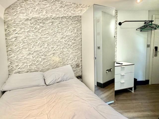 Room at Gunnersbury Lane, Greater London