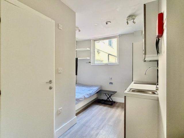 Room at Gunnersbury Lane, Greater London