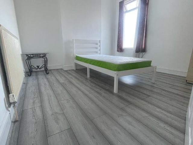 Room at Gunning Street, Greater London