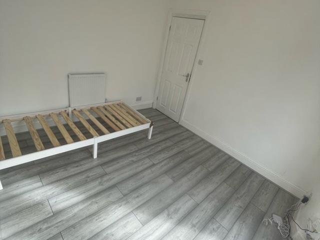 Room at Gunning Street, Greater London