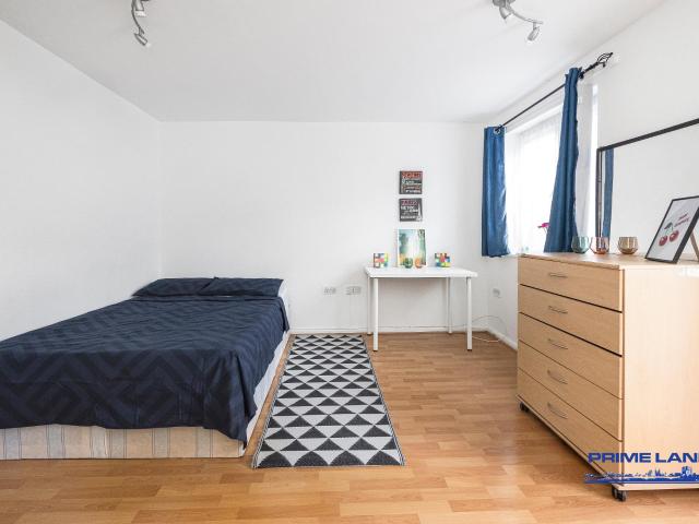 Room at Galsworthy Avenue, Greater London